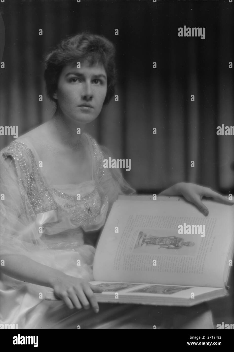 Woman photograph album Black and White Stock Photos & Images - Alamy