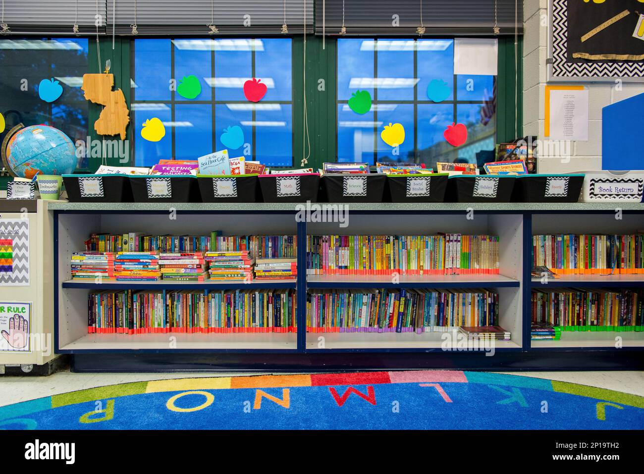Elementary school classroom bookshelf Stock Photo - Alamy