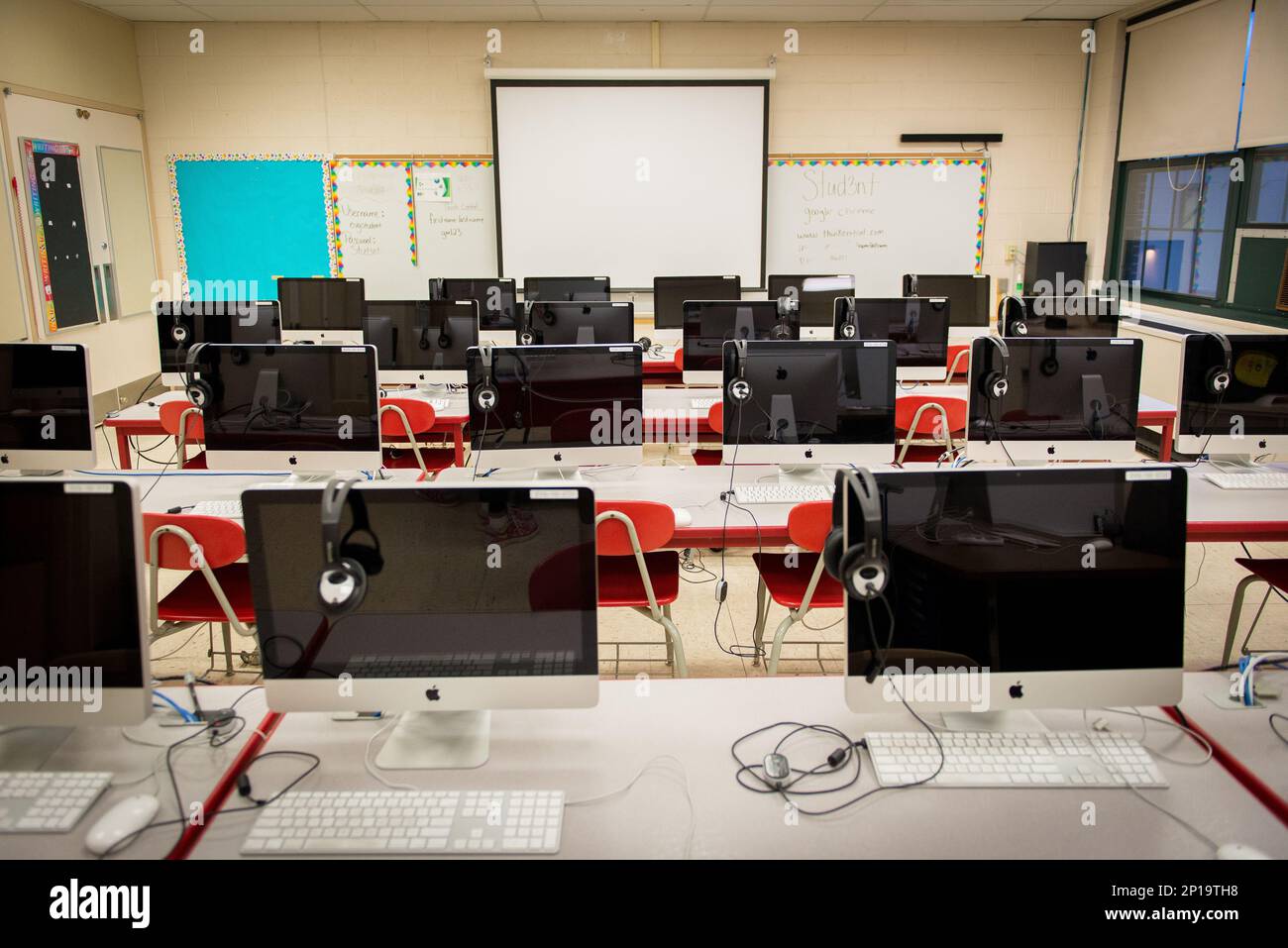 Computer lab room at elementary school Stock Photo - Alamy Computer lab room at elementary school Stock Photo - Alamy