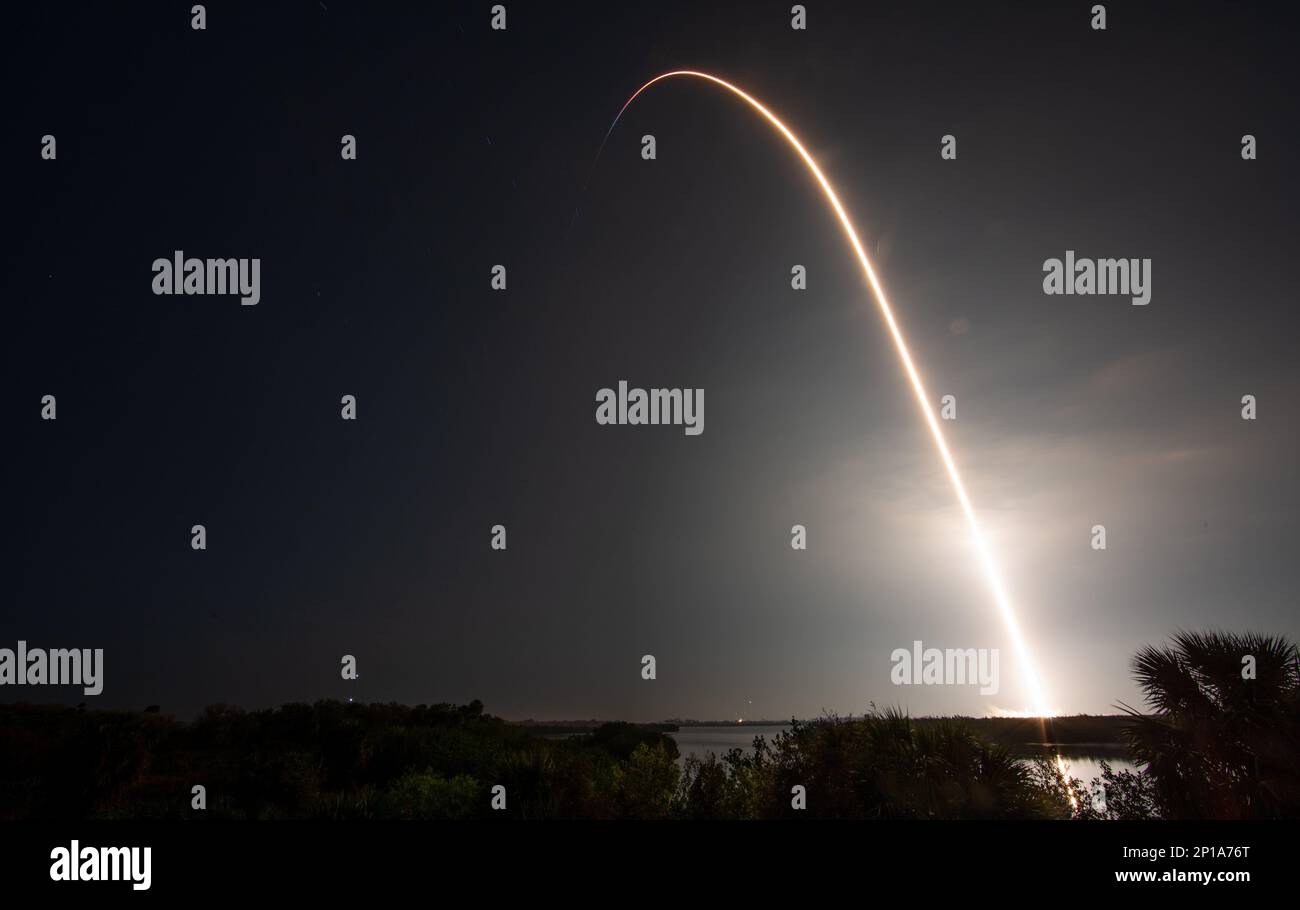 Spacex dragon crew hi-res stock photography and images - Alamy