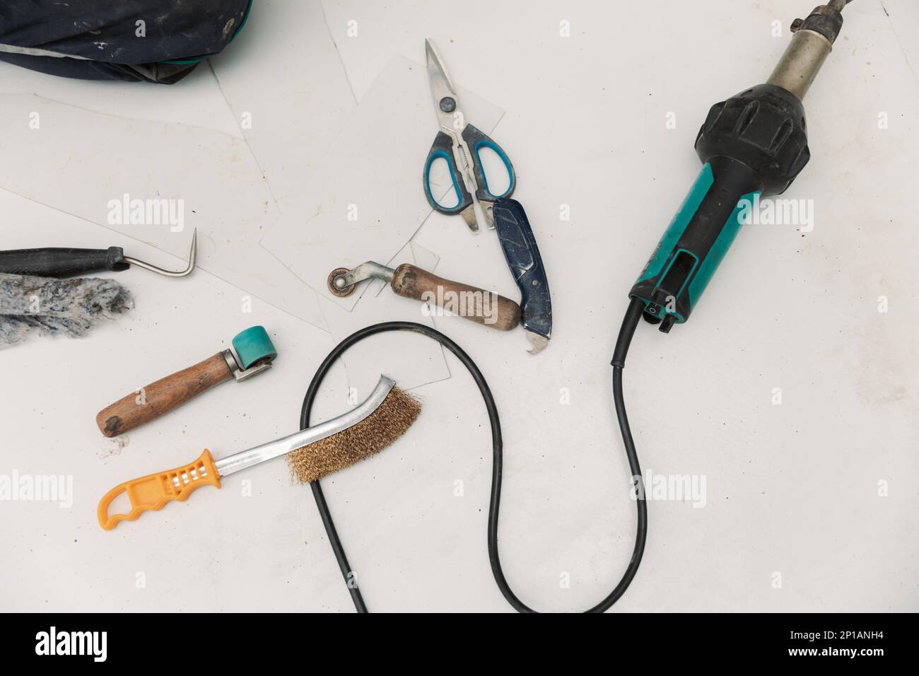 Tool for welding and application of pvc and tpo synthetic membrane ...