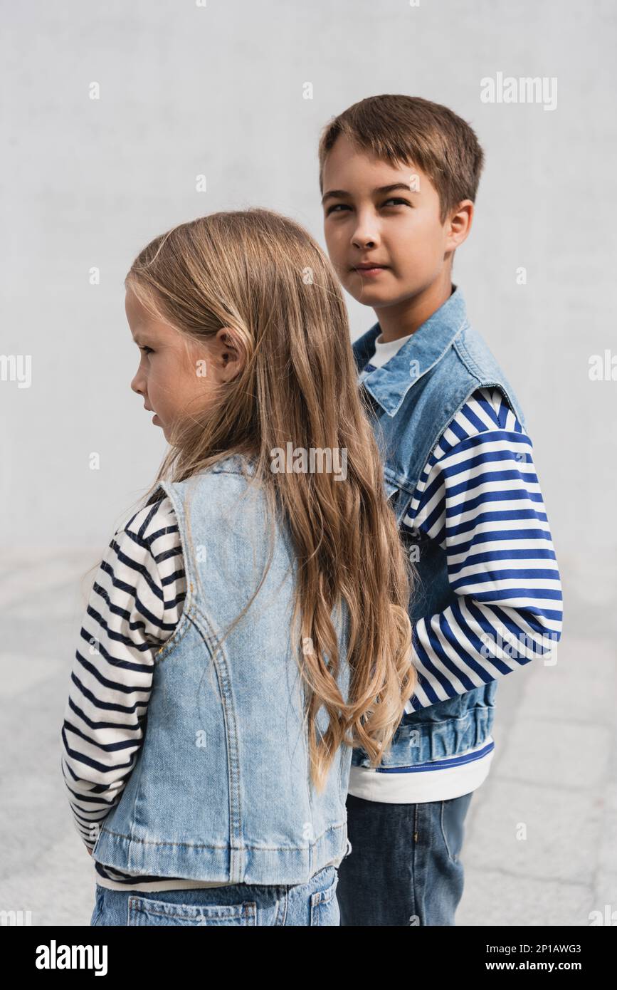 Boy girl outside shopping mall hi-res stock photography and images - Alamy