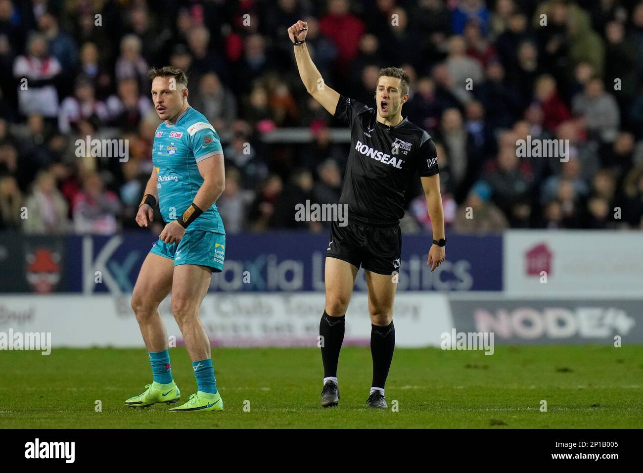 Referee signals rugby hi-res stock photography and images - Alamy