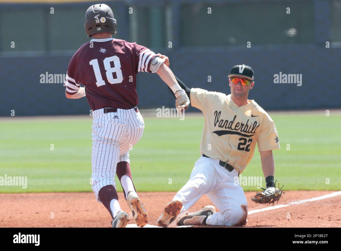 May 25, 2016: Vanderbilt Commodores infielder Julian Infante (22 ...