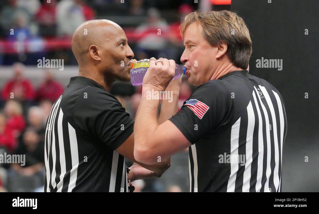 Basketball time out referee hi-res stock photography and images - Alamy