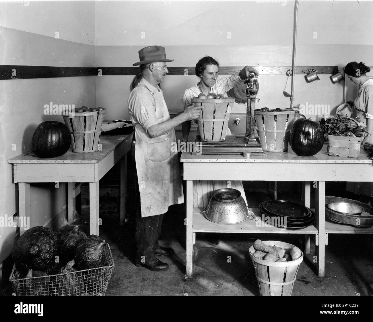 Vintage women in kitchen canning hi-res stock photography and images ...