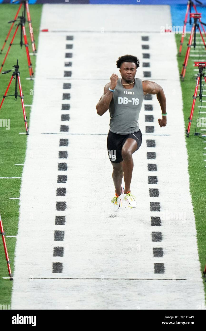 Stanford defensive back Kyu Blu Kelly runs the 40-yard dash at the NFL ...