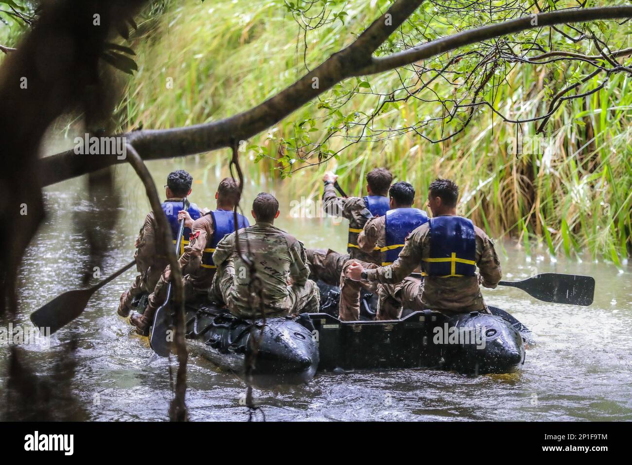 25th Infantry Division Artillery (DIVARTY) conducts Waterborne ...
