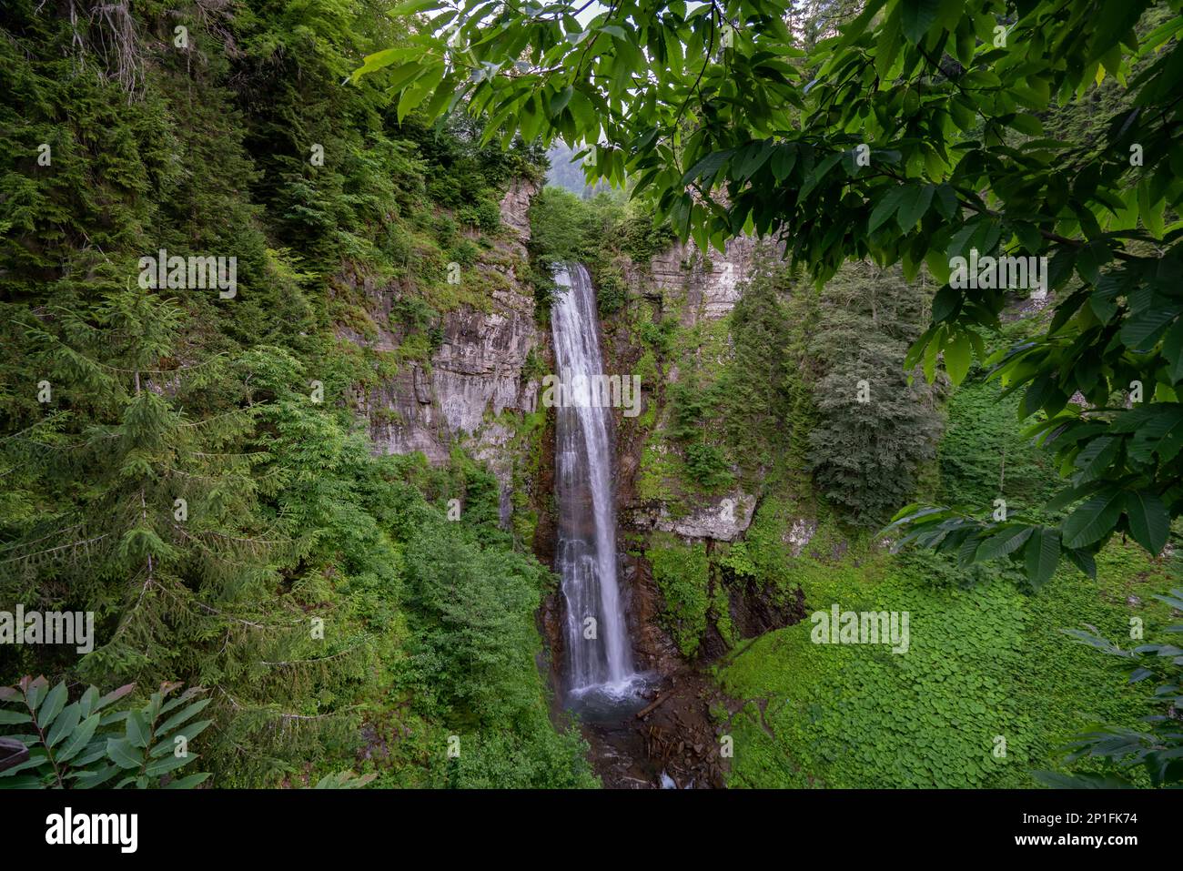 Waterfall falling through mountain hi-res stock photography and images ...