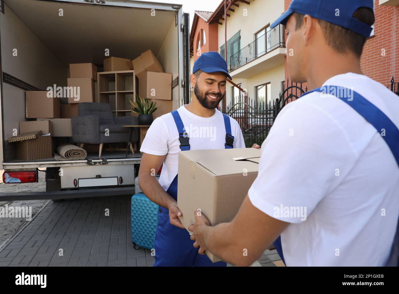Moving company van workers hi-res stock photography and images - Alamy