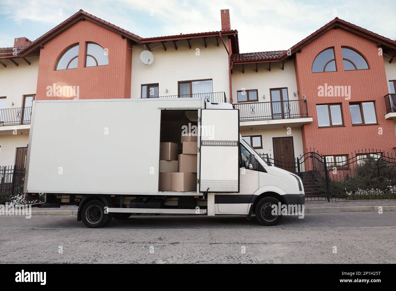 Van full of moving boxes near new house Stock Photo - Alamy