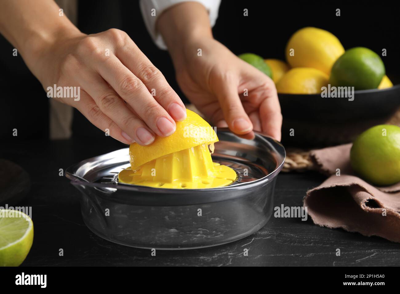 Squeezing fresh natural lemons hi-res stock photography and images - Alamy