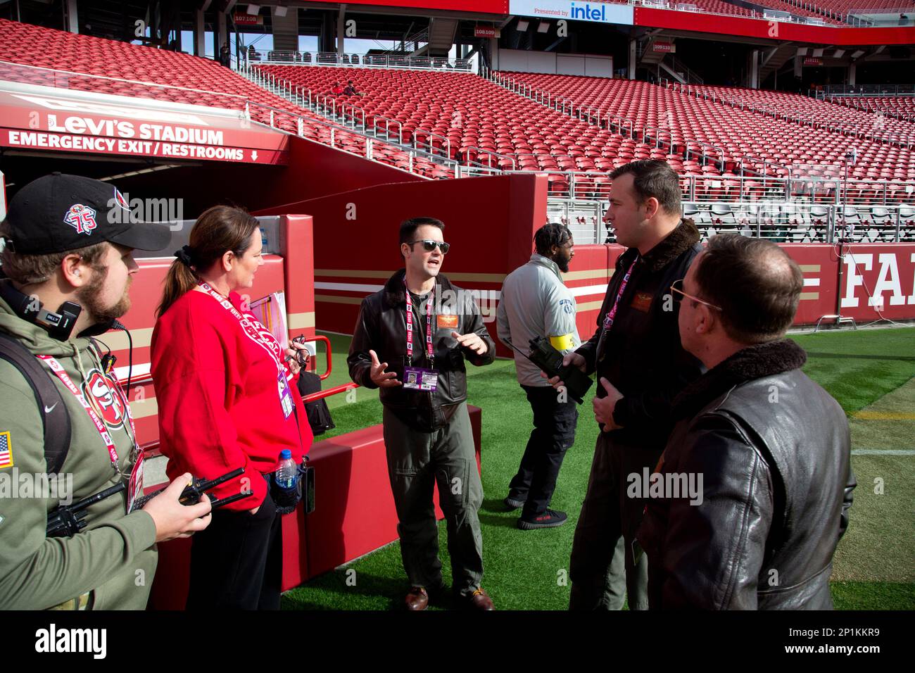SANTA CLARA, Calif. (Jan. 8, 2023) - Cmdr. Troy Vantrease (center ...