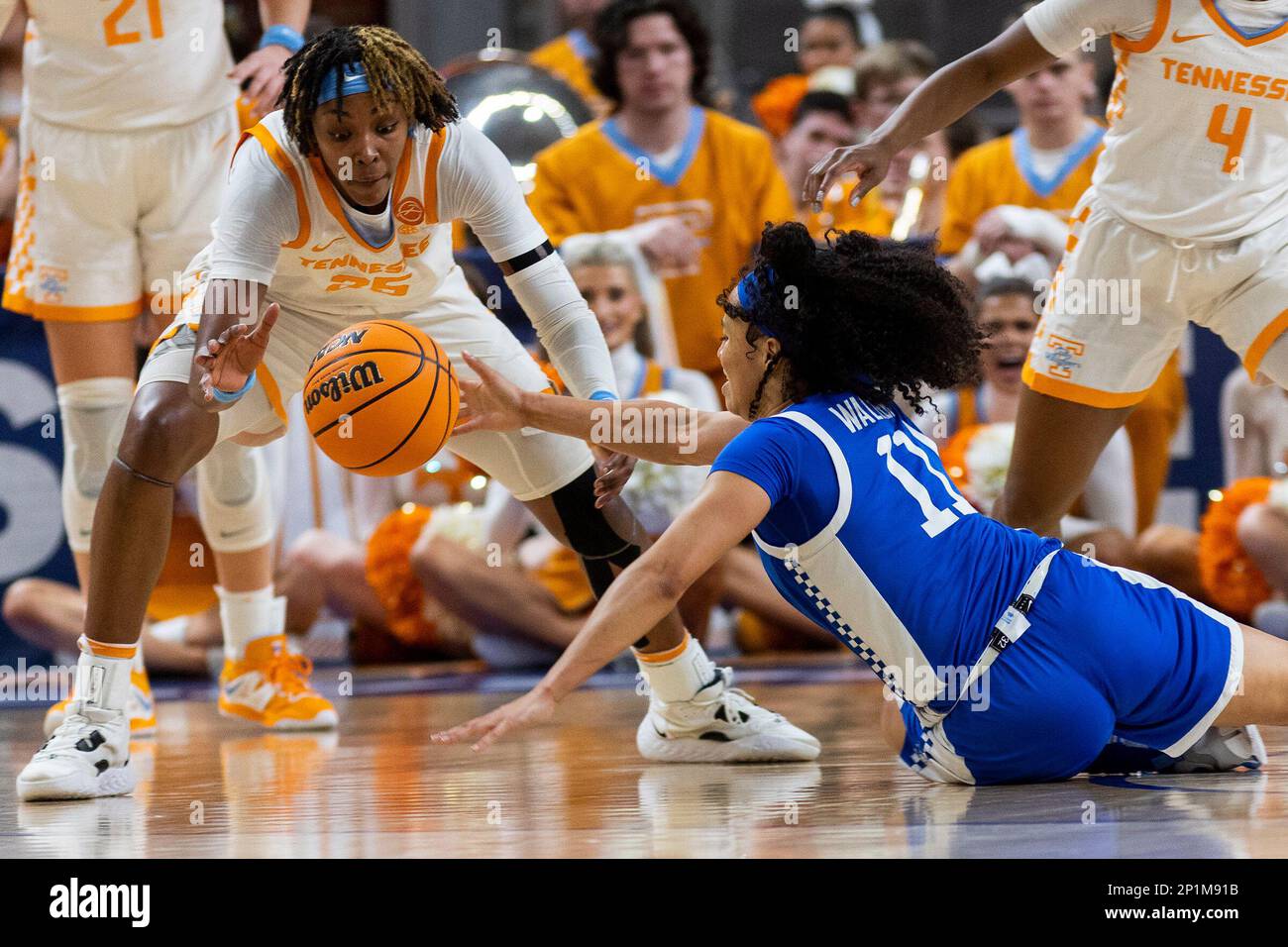 Tennessee's Jordan Horston, left, goes for the ball against Kentucky's ...