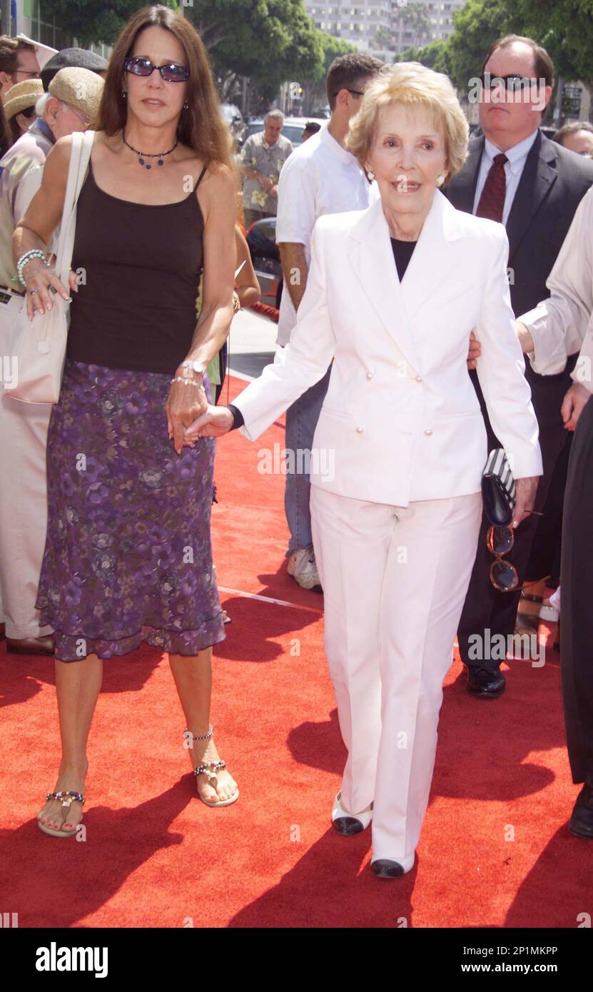 Photo by: Thomas Lau/STAR MAX/IPx7/14/02Former First Lady Nancy Reagan ...