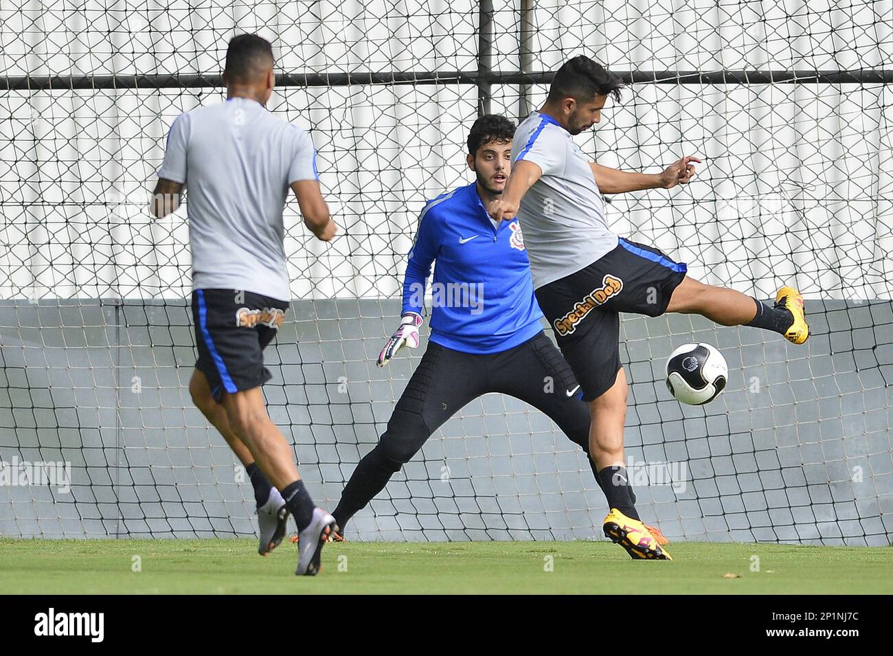 SAO PAULO - SP - 26/02/2016 - TREINO DO CORINTHIANS - Matheus Vidotto e ...