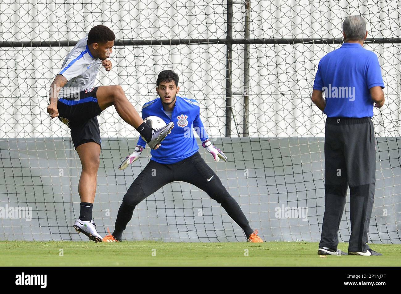 SAO PAULO - SP - 26/02/2016 - TREINO DO CORINTHIANS - Andre, Matheus ...