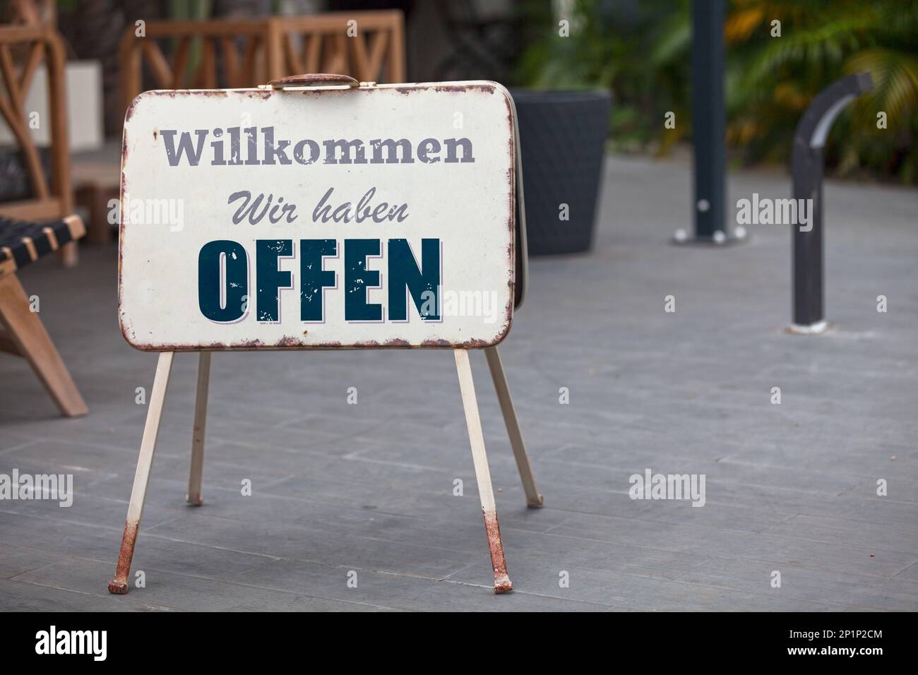 Outdoor open sign with written in it in German: "Willkommen wir haben ...
