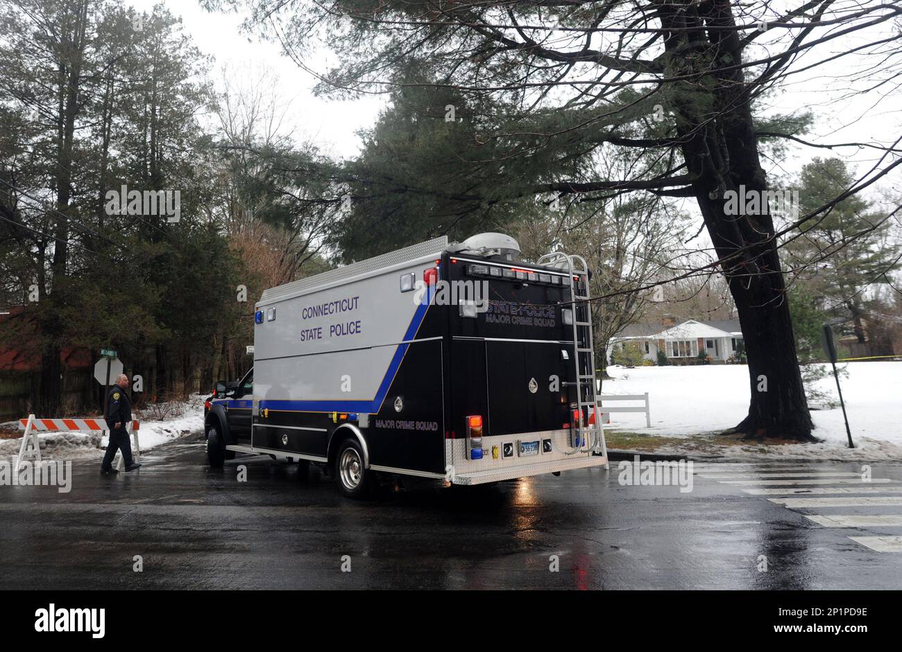 Members of the Connecticut State Police Major Crime Squad arrive at the ...