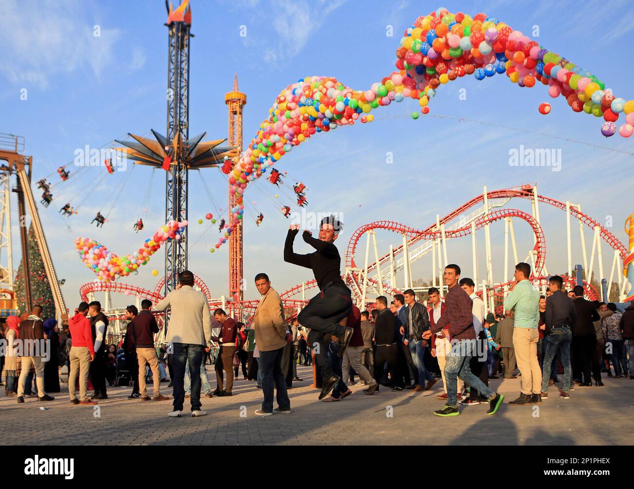 Iraqis celebrate Valentine's Day at al-Zawra Park in Baghdad, Iraq ...