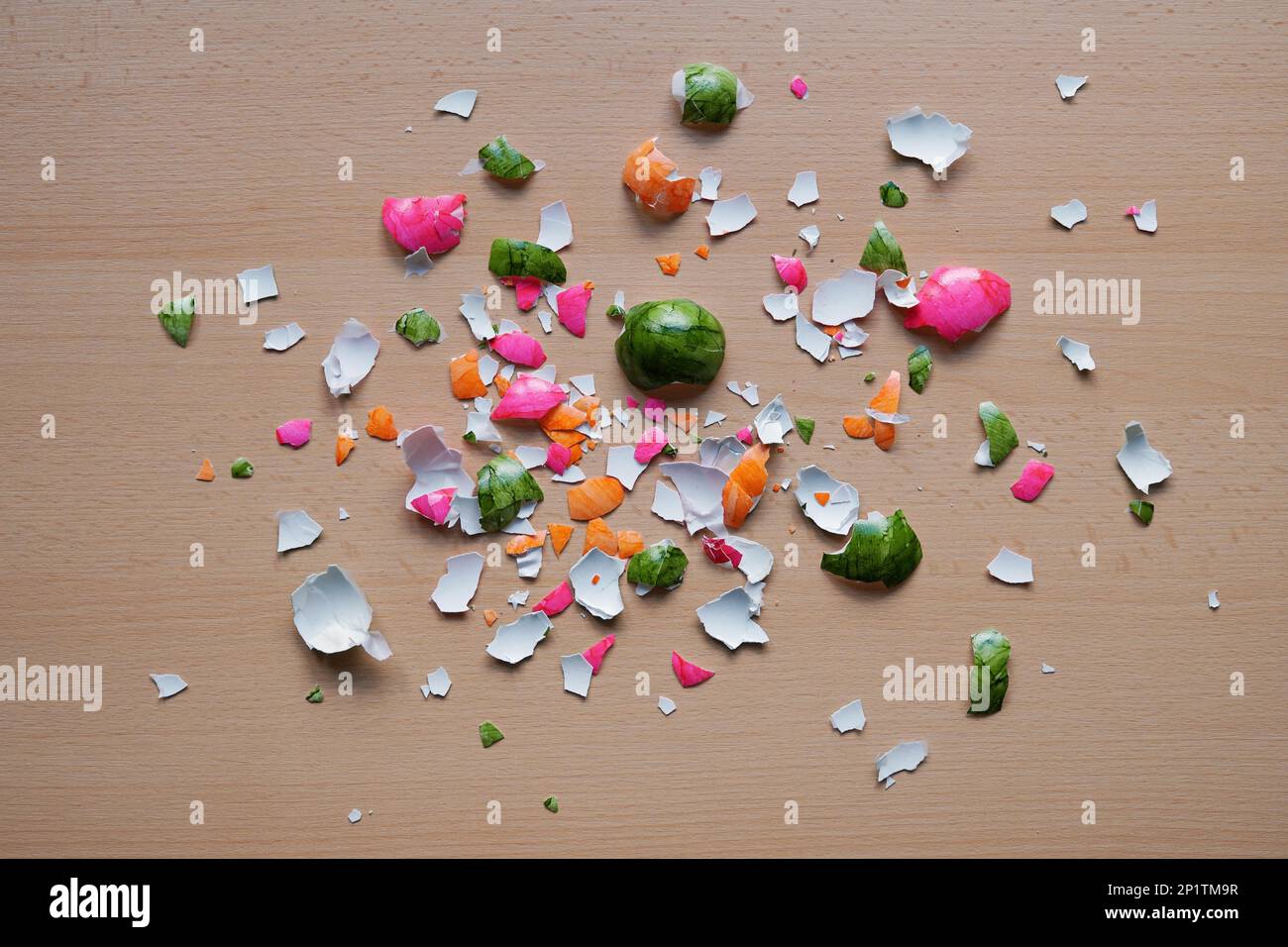 Crushed egg shells hi-res stock photography and images - Alamy