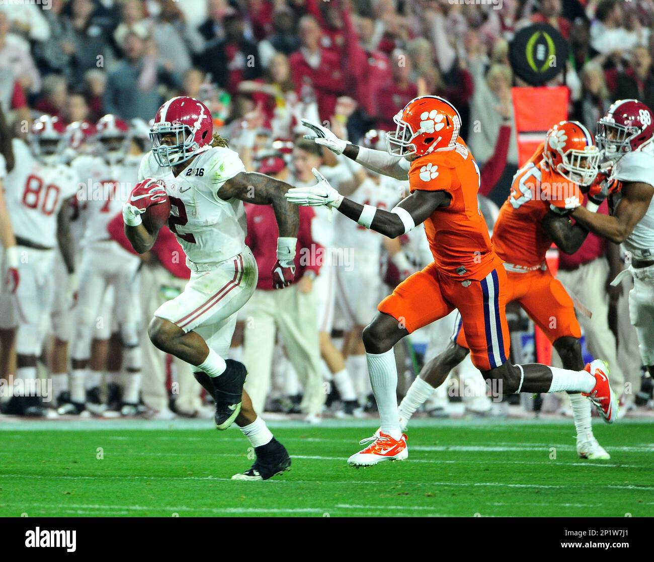 January 11, 2016: Derrick Henry #2 of Alabama runs for a 1st quarter ...