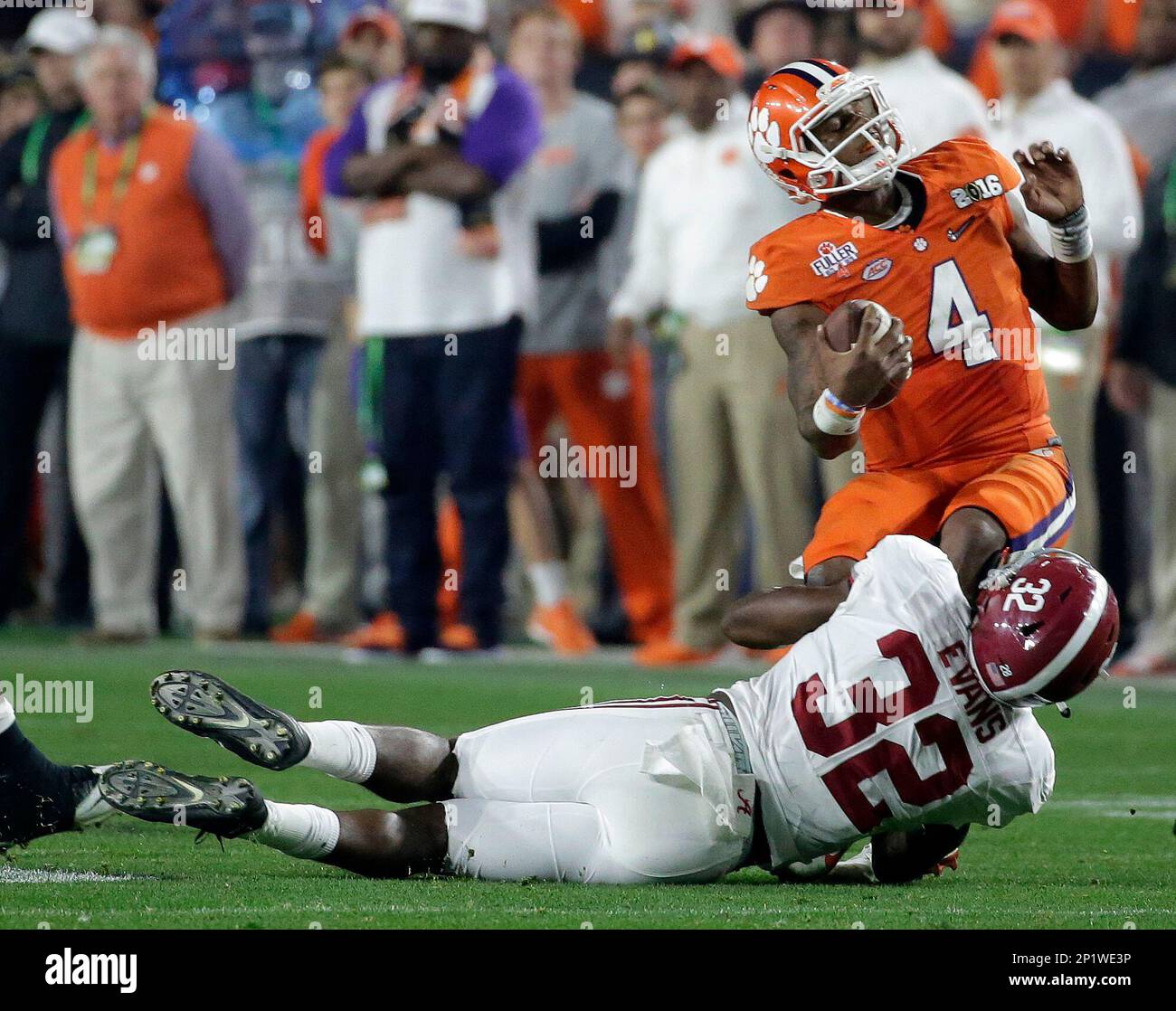 Alabama's Rashaan Evans (32) sacks Clemson quarterback Deshaun Watson ...