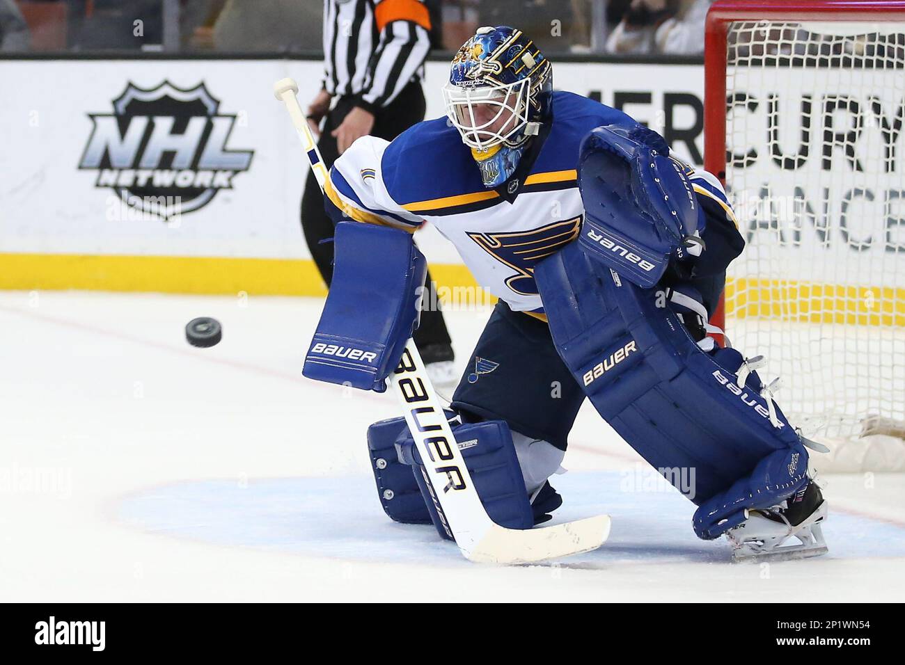 January 8, 2016: St. Louis Blues goalie Brian Elliott #1 eyes an ...