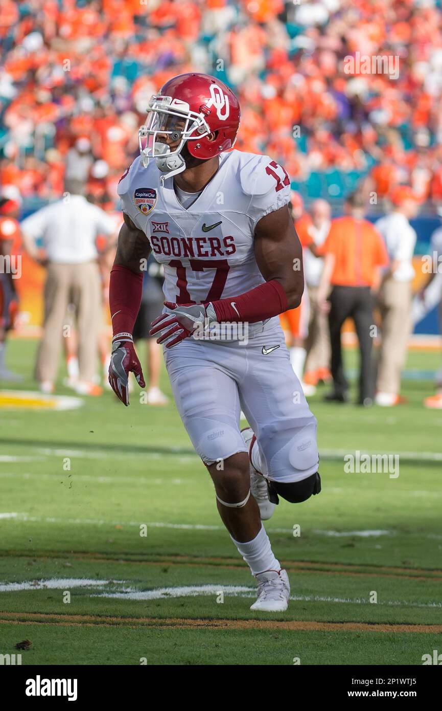 31 December 2015: Oklahoma Sooners wide receiver Jordan Smallwood (17 ...