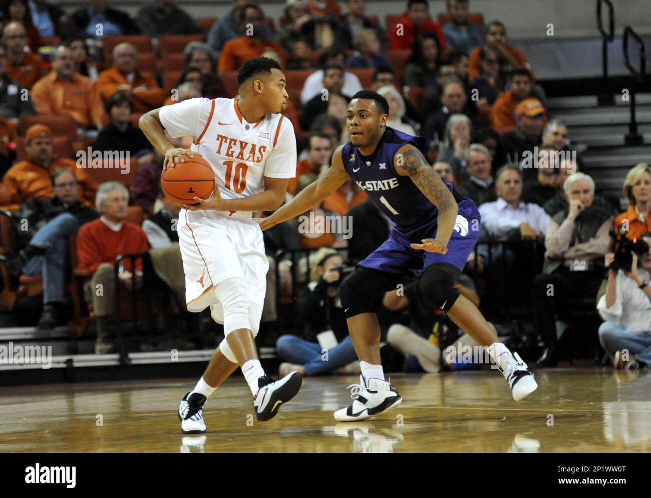 05 January 2016: Longhorn guard Eric Davis, Jr. is defended by Carlbe ...