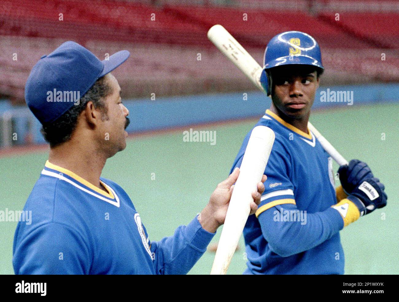 Jan 6, 2016 - File - Major League Baseball legend KEN GRIFFEY JR. will ...