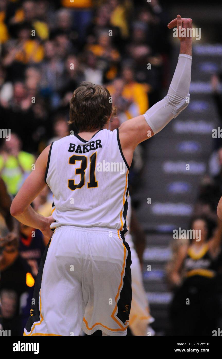 January 06,2016: Wichita State Shockers guard Ron Baker (31) rallies ...