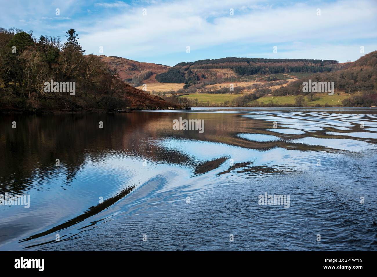 Beautiful Winter landscape image viewed from boat on Ullswater in Lake ...