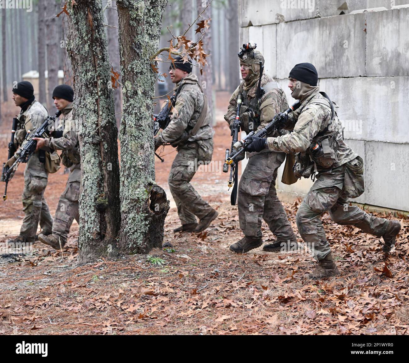 Soldiers assigned to the U.S. Army John F. Kennedy Special Warfare ...