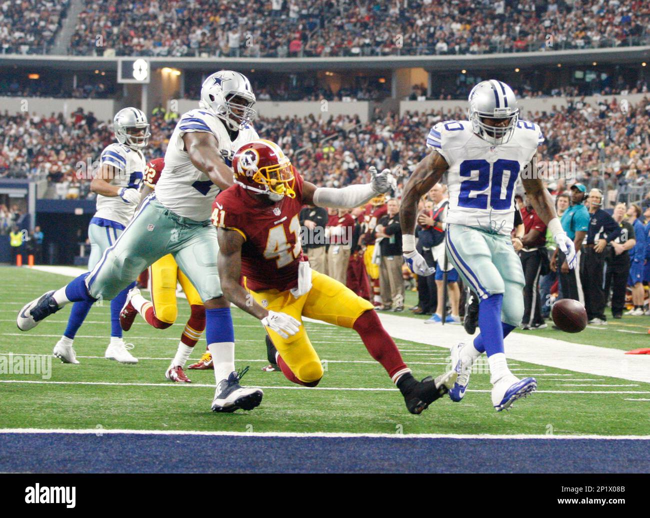 Dallas Cowboys running back Darren McFadden (20) drops the football ...
