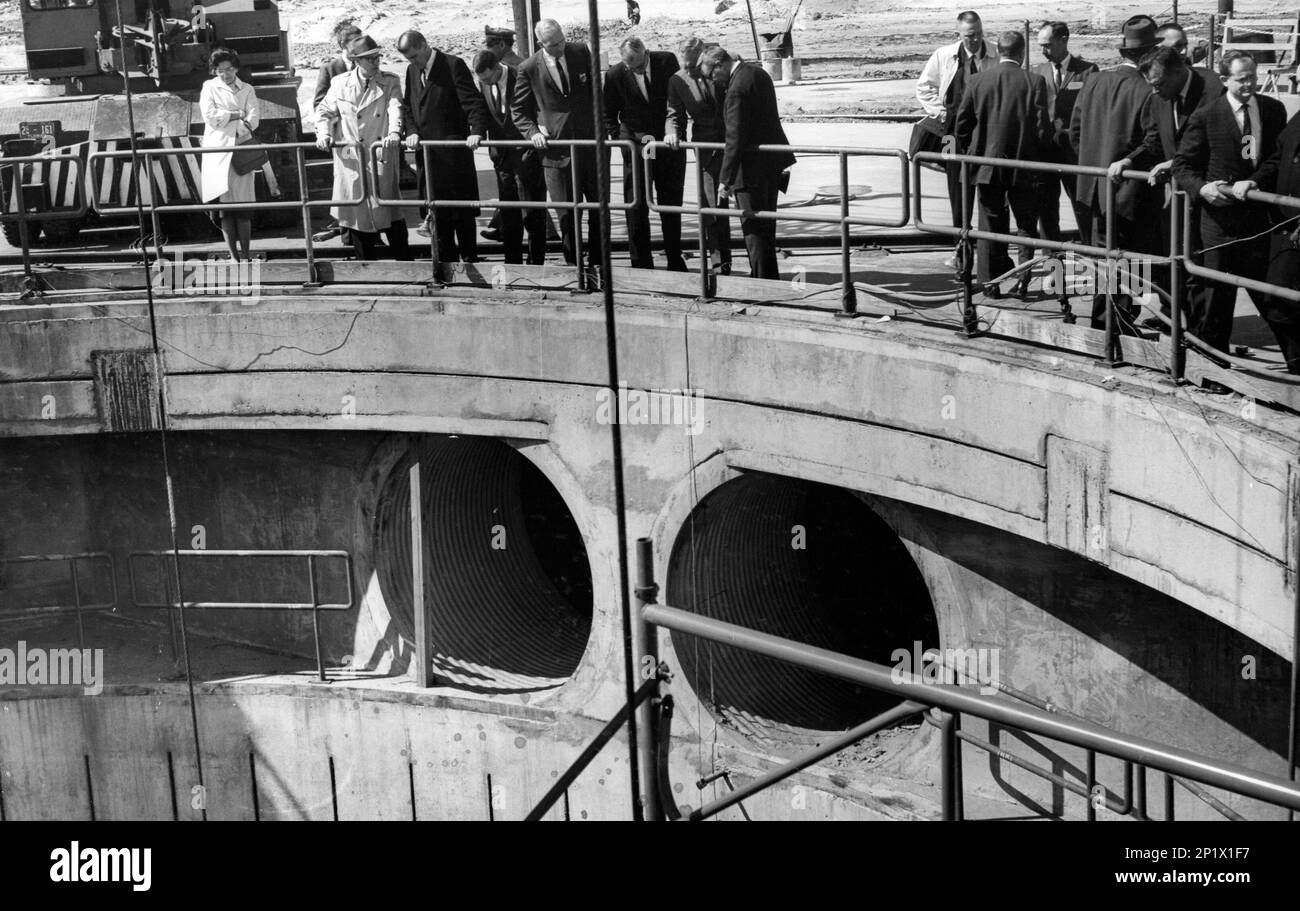 Visitors to Thiokol look down into depths of giant static firing pit ...