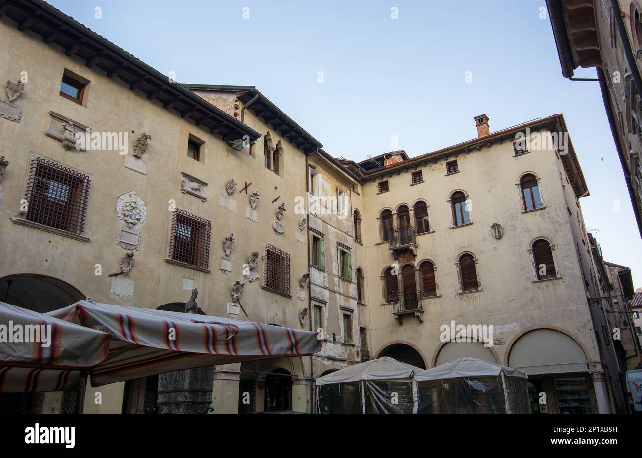 the balconies and buildings of Venetian origin in the heart of the city ...