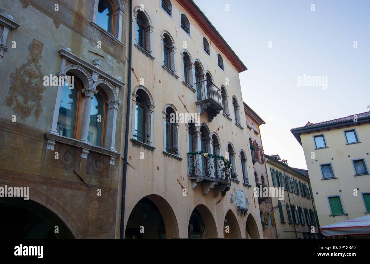 the balconies and buildings of Venetian origin in the heart of the city ...