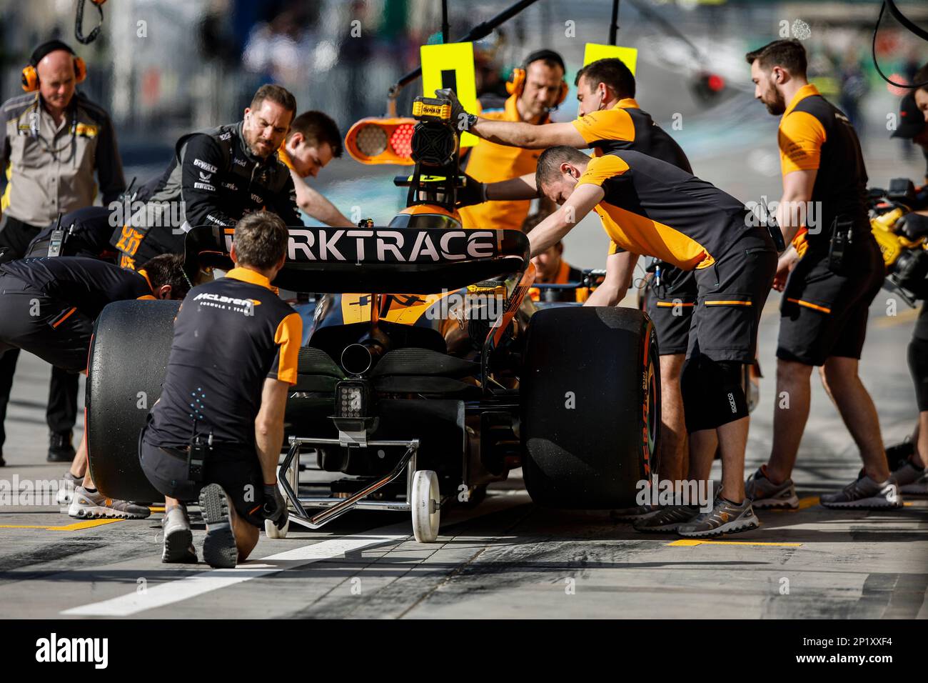 Mechanic formula one team mclaren hi-res stock photography and images ...