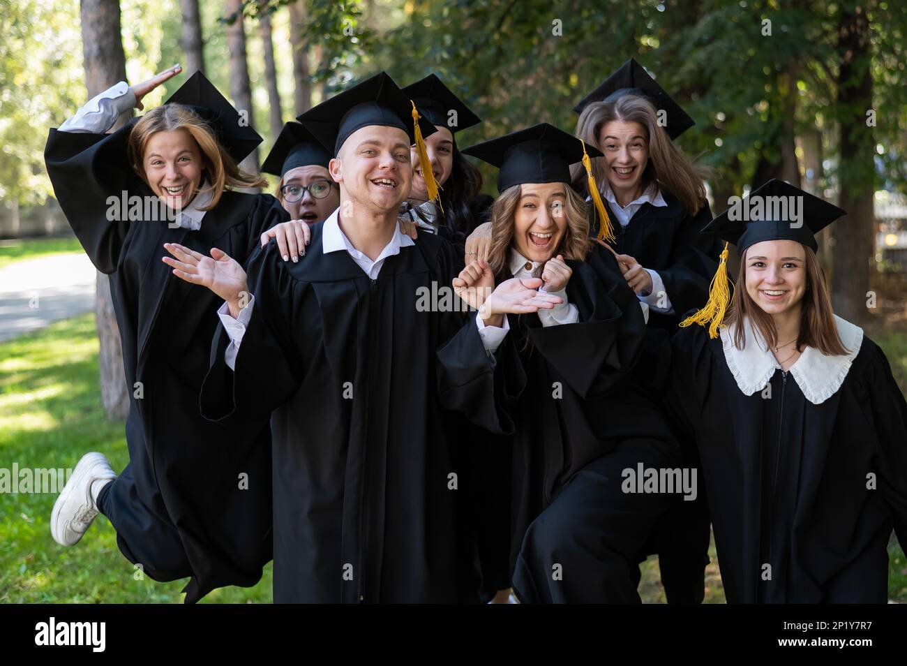 Graduation robes, cap and diploma hi-res stock photography and images ...