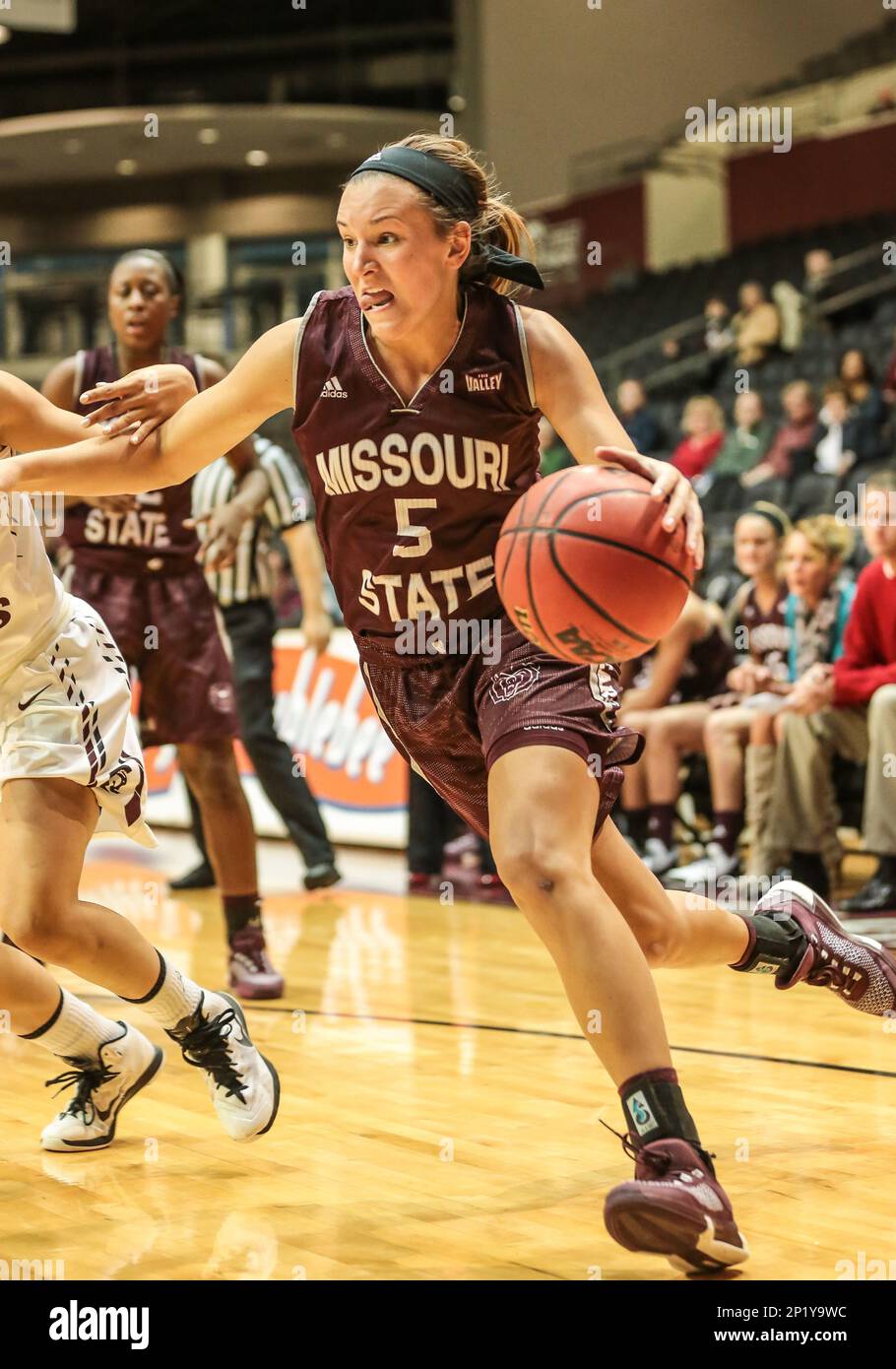 December 20, 2015: Missouri State Bears guard Liza Fruendt (5) drives ...