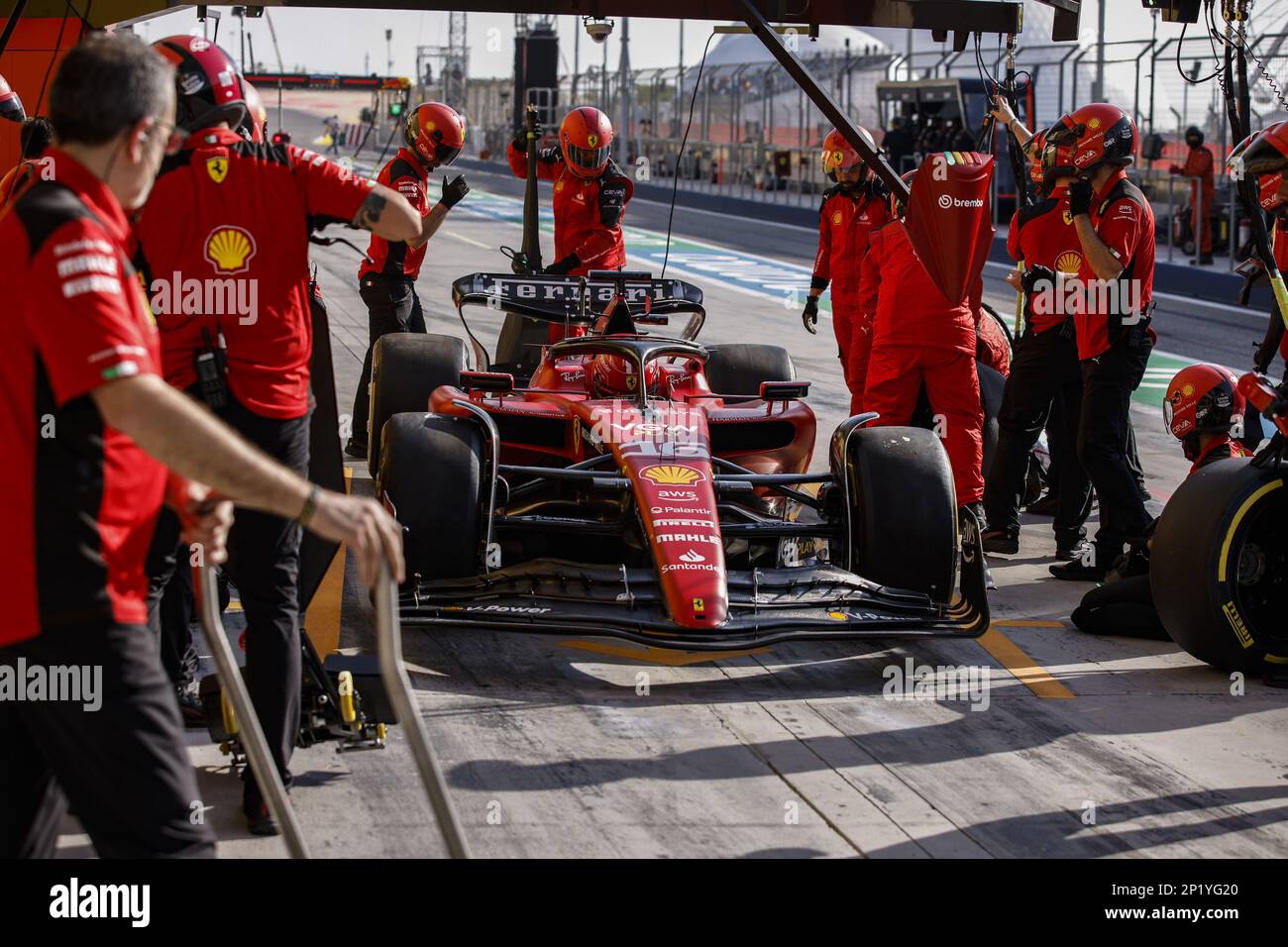 Mechanics scuderia ferrari formula one hi-res stock photography and ...
