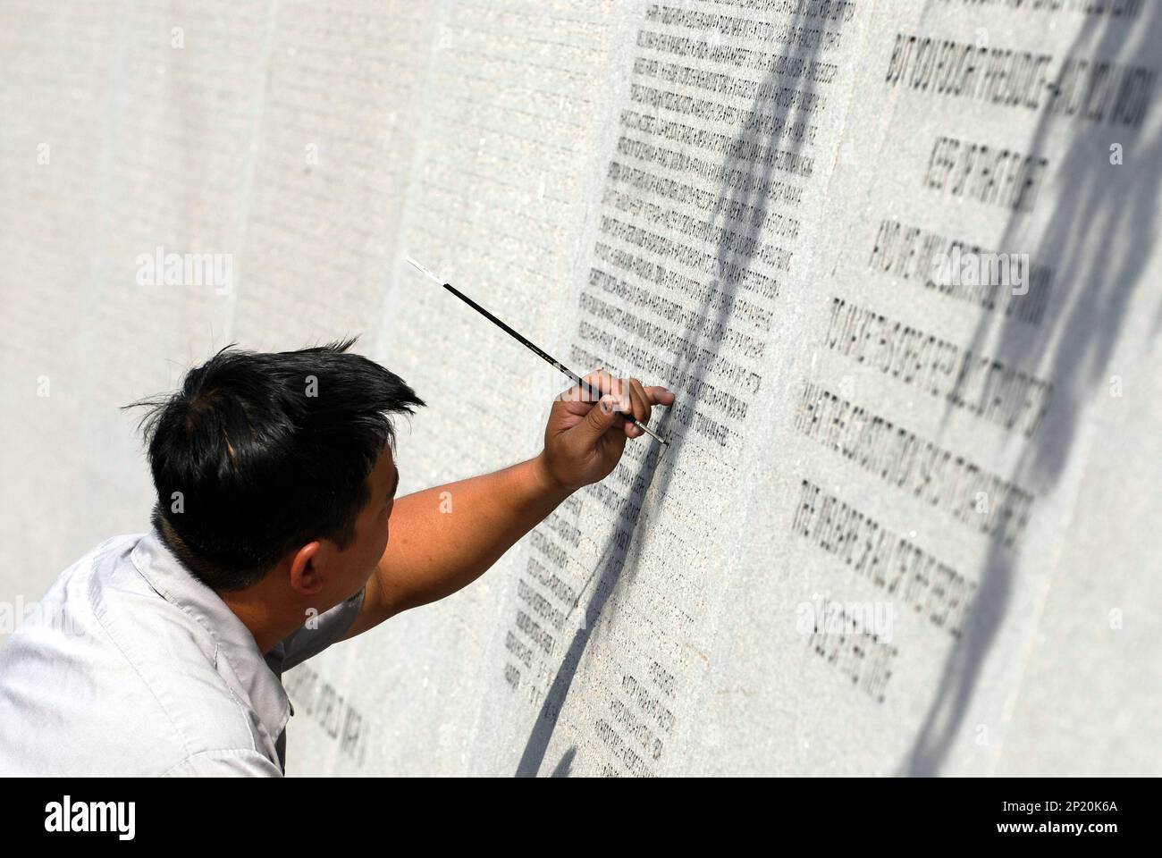 Binh Nguyen applys dye to the names on the National Japanese American ...