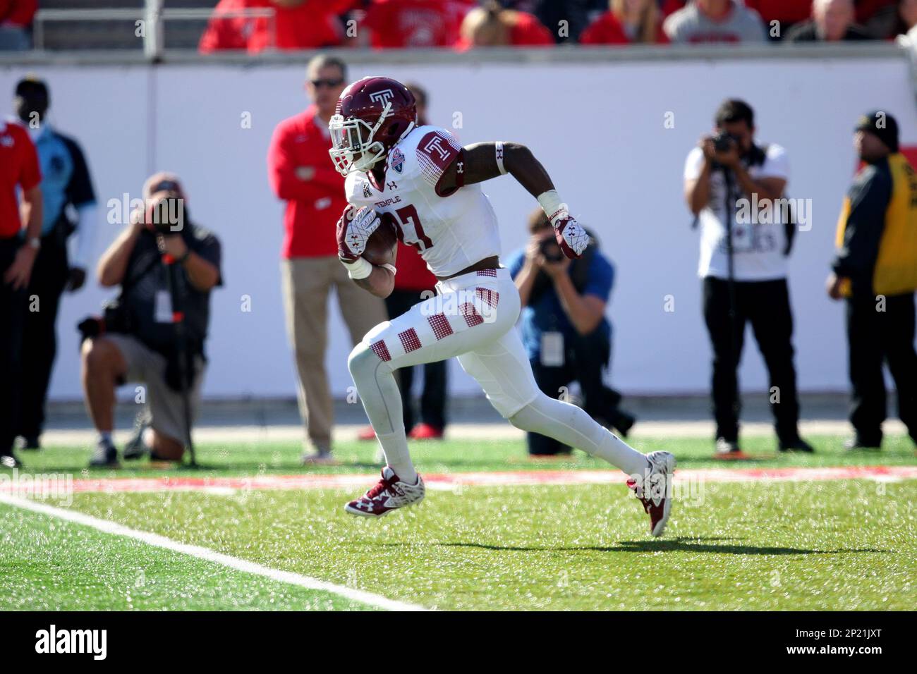 DEC 05 2015: Temple Owls running back Jager Gardner (27) returns a ...