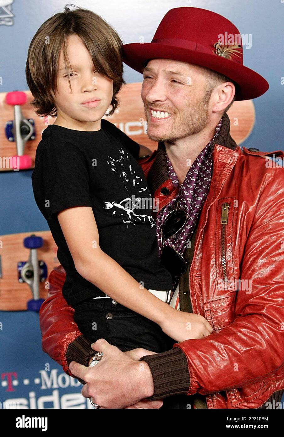 FILE - In this Aug. 1, 2008, file photo, singer Scott Weiland, right ...