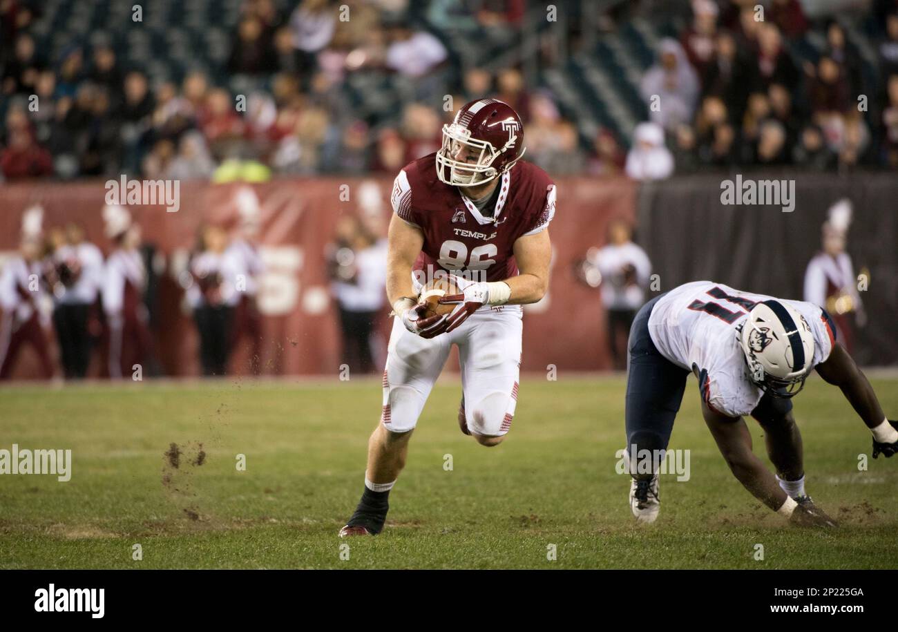 November 28, 2015: Temple TE Colin Thompson (86) makes a reception in ...