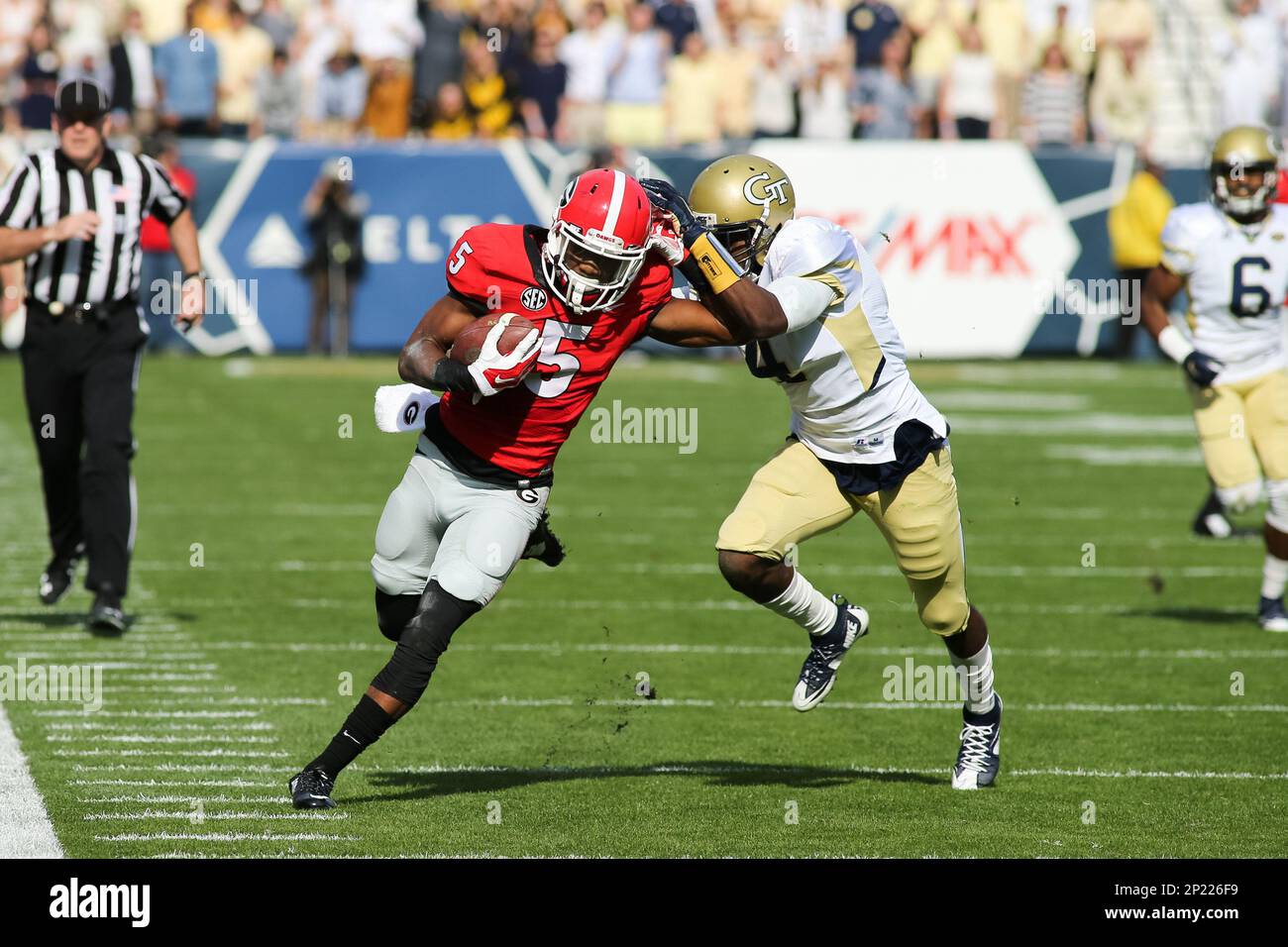 November 28 2015: Georgia Bulldogs wide receiver Terry Godwin (5) tries ...