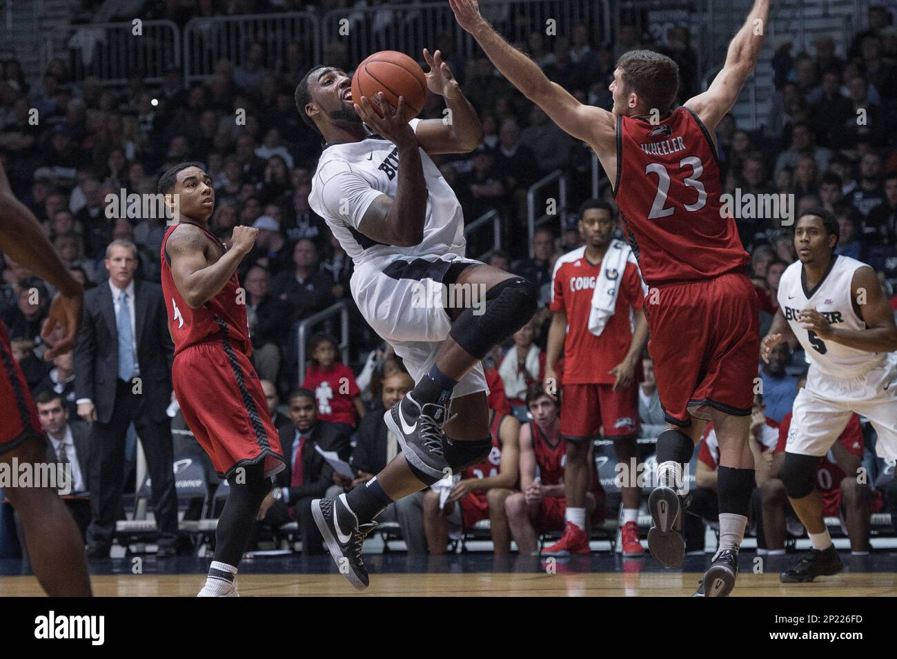 November 28, 2015: Butler University guard Roosevelt Jones (21) goes by ...