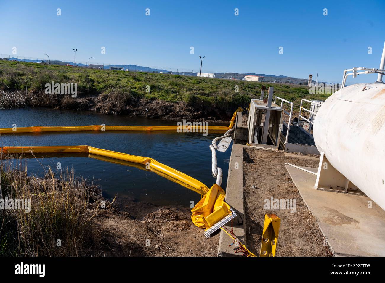Containment booms hi-res stock photography and images - Alamy