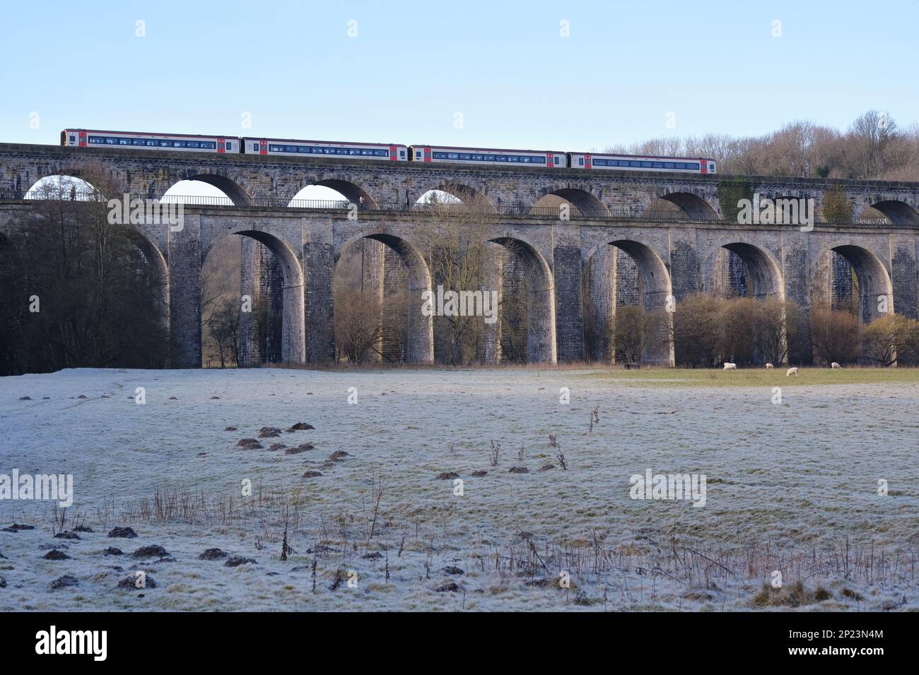 A train crossing Chirk viaduct on the border of Wales and England Stock ...